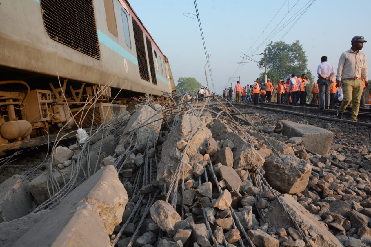 Poorva Express Derailed : बोगियां पलटते ही बर्थ से एक दूसरे के ऊपर जा ...