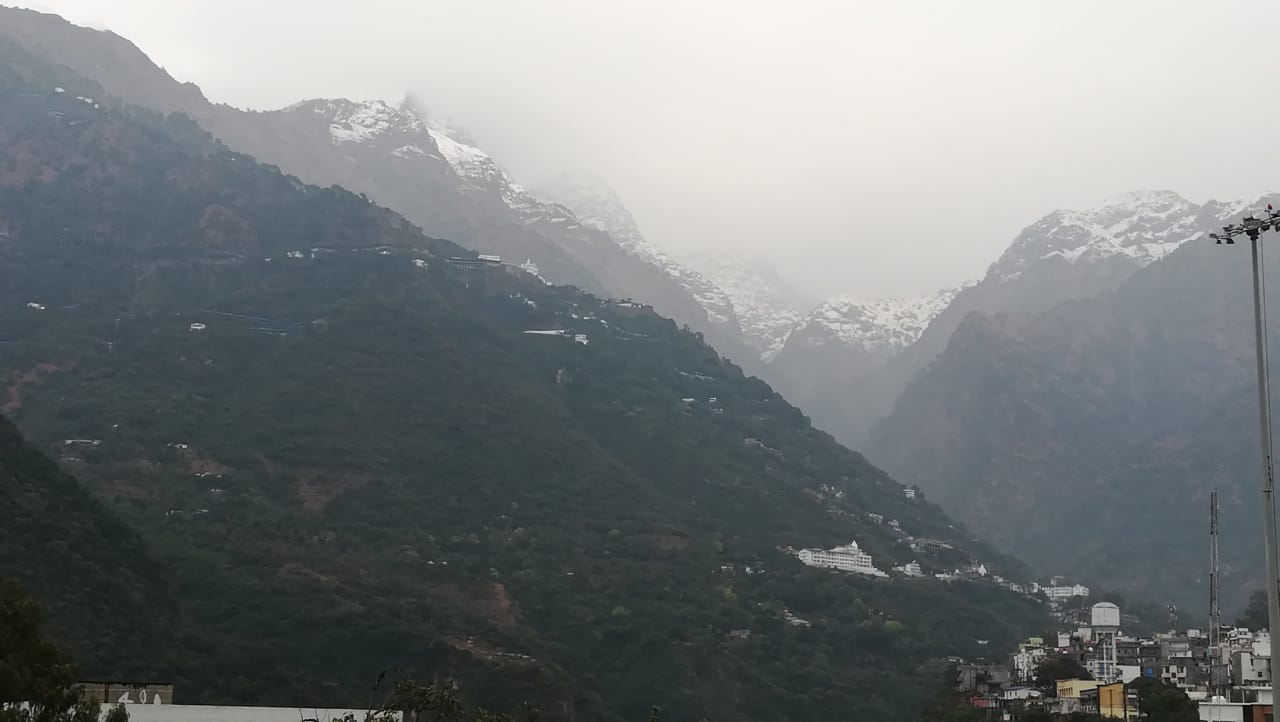 मां वैष्णो देवी के त्रिकुटा पर्वत पर मौसम की पहली बर्फबारी - Snowfall ...