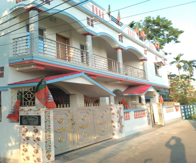 बंगाल में भाजपा प्रत्याशी लॉकेट चटर्जी के घर में तोड़फोड़, टीएमसी के ...
