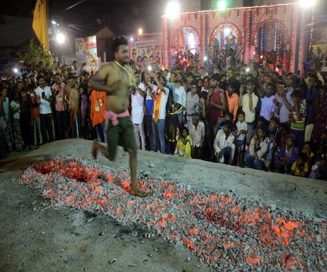 Manda Puja: यहां दहकते अंगारों पर चलकर मांगी जाती हैं मन्‍नतें, जानिए ...