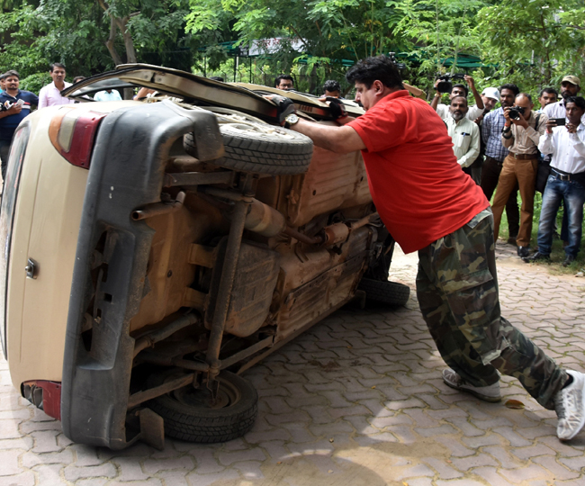 अभी पलट दी है पूरी कार, जल्‍द ही इसे उठा चलकर दिखाएगा ये शख्‍स, देखिए ...