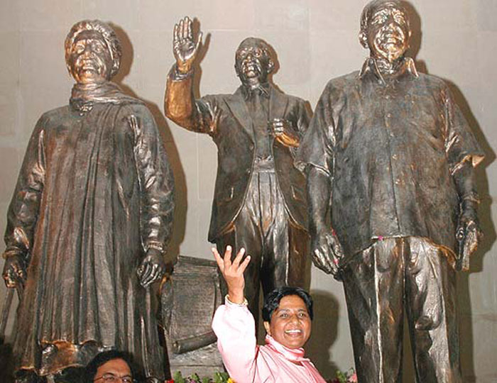 मायावती और कांशीराम की एक-एक मूर्ति की कीमत 45-45 लाख रुपये तक - in ...
