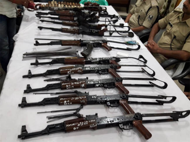 बिहार: मुंगेर में कुएं से निकला एके-47 का जखीरा, देखकर मची सनसनी - 12 ...