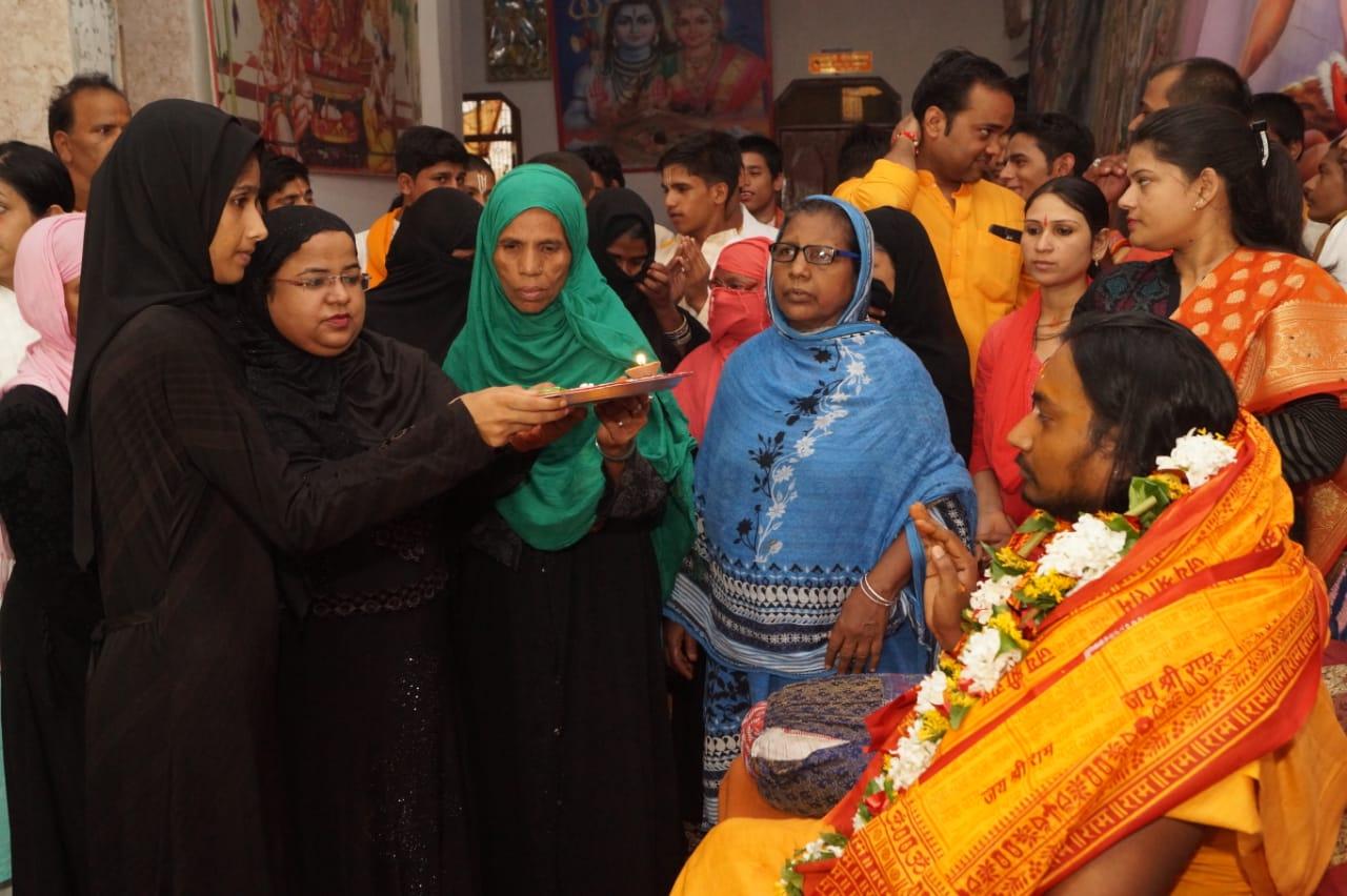 पातालपुरी मठ में महंत बालक दास को गुरु मानकर पूजन करने पहुंचीं मुस्लिम ...
