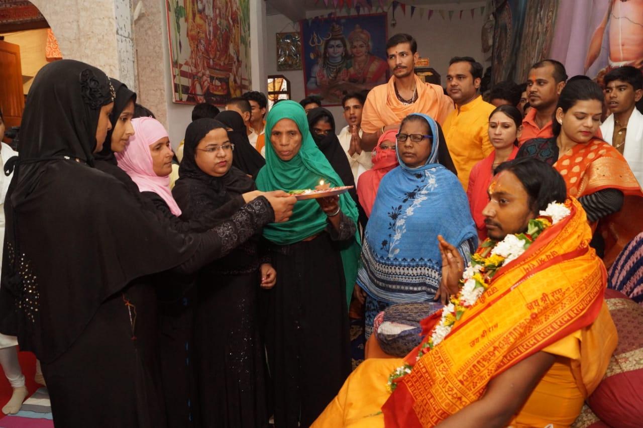 पातालपुरी मठ में महंत बालक दास को गुरु मानकर पूजन करने पहुंचीं मुस्लिम ...