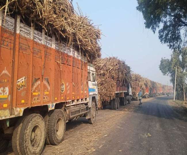 मांगों पर अड़े कर्मचारी बागपत की मलकपुर चीनी मिल में तौल बंद किसान ...