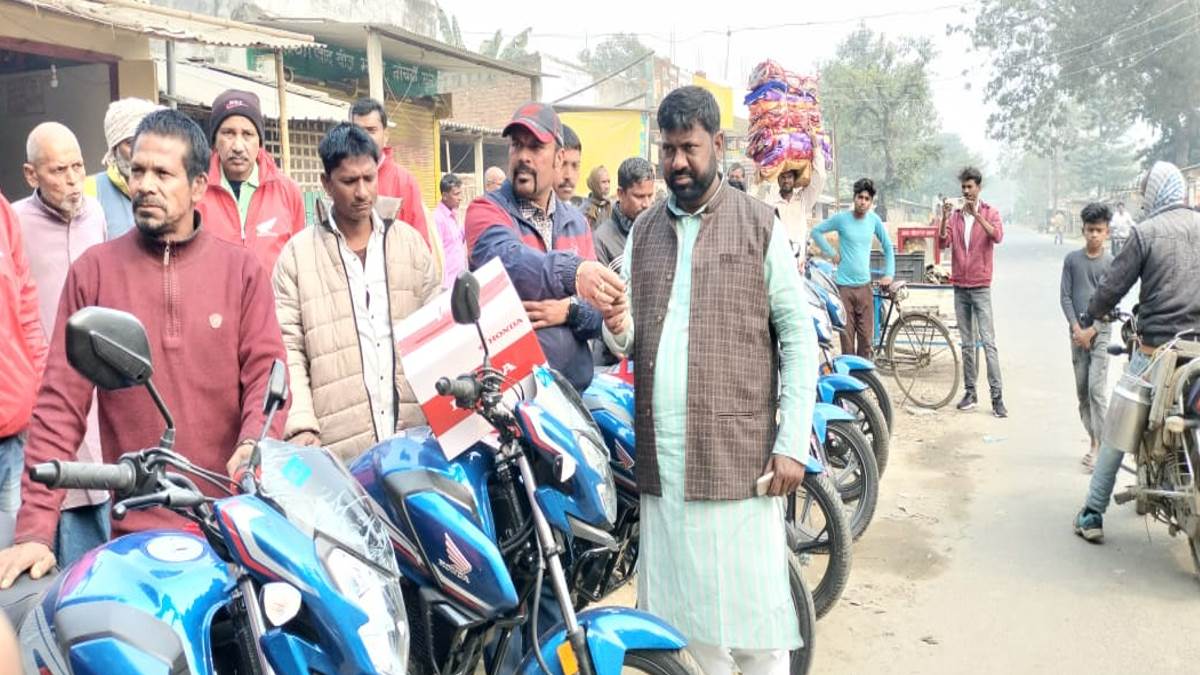 Muzaffarpur: मुखिया पति ने नए साल पर मनाया अनोखा जश्‍न, कार्यकर्ताओं को ...