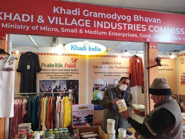 बड़े काम का गाय का गोबर, पेंट बना चमका रहे घर - cow gobar very usefull ...