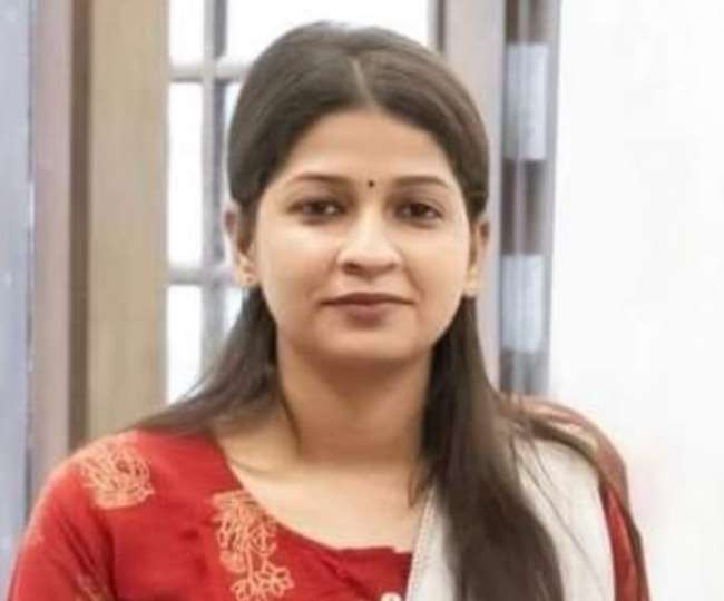 UP Election: एनआरसी विरोध को हवा देने वाली पूजा को सपा ने द‍िया तोहफा ...