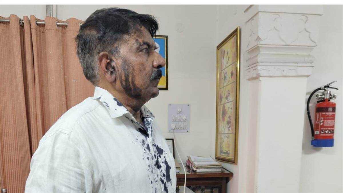 Allahabad University : यूनिवर्सिटी के कुलसचिव पर छात्रों ने फेंकी ...