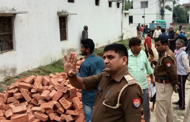 विरोध के बीच जिवली में बिछाया गया खड़ंजा - Khadanja laid in Jivli ...