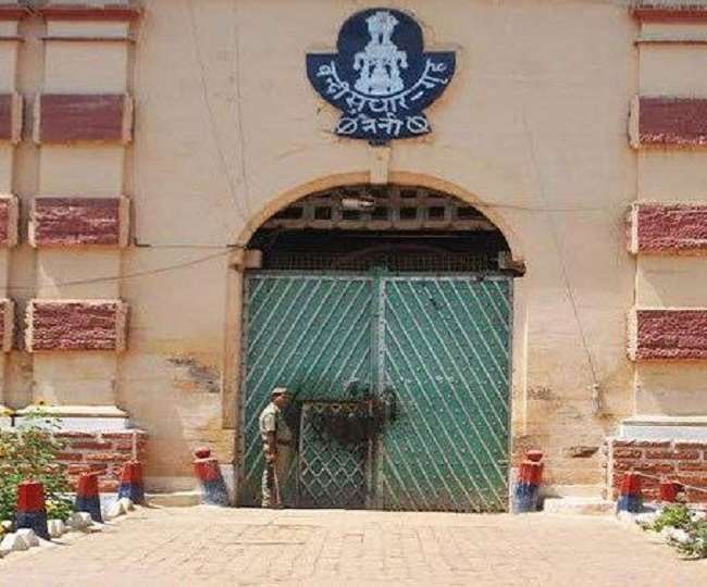 Naini Central Jail के 25 बंदियों व जेल अधीक्षक ने यहां ले लिया है ...