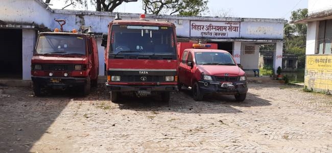 दूसरों के घर की आग बुझाने वाले दमकल कर्मी खुद हैं परेशान - fire brigade ...