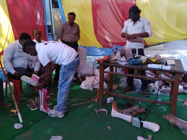 शिविर में कृत्रिम अंग पाकर दिव्यांगों ने दी दुआएं - Divyang offered ...