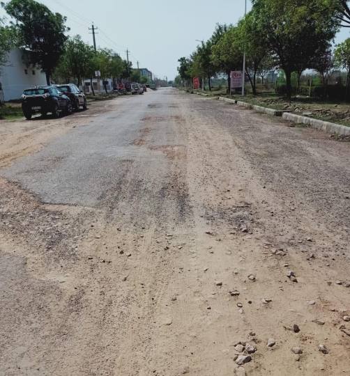 सेक्टर-27 में पीने के लिए मिल रहा खारा पानी, सड़कें टूटी पड़ीं - in ...