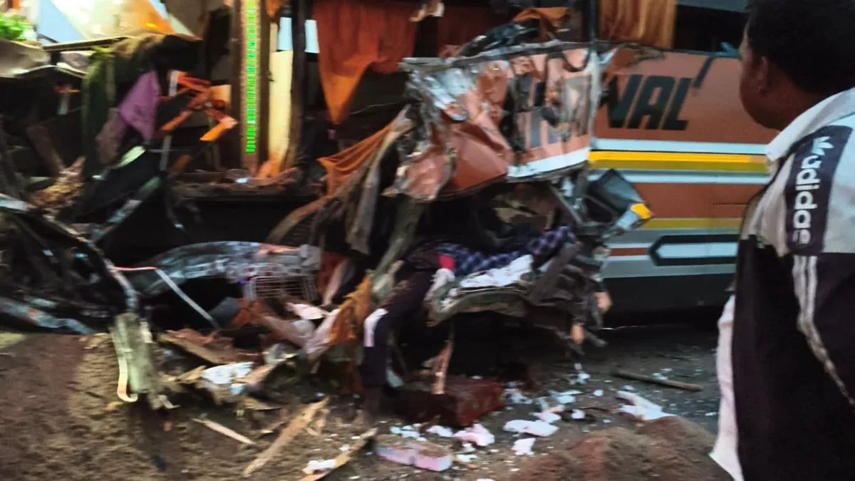 आगरा-लखनऊ एक्सप्रेस-वे पर स्लीपर कोच बस-ट्रक की भीषण टक्कर, चार की मौत; धार्मिक तीर्थ से लौट रहे ...