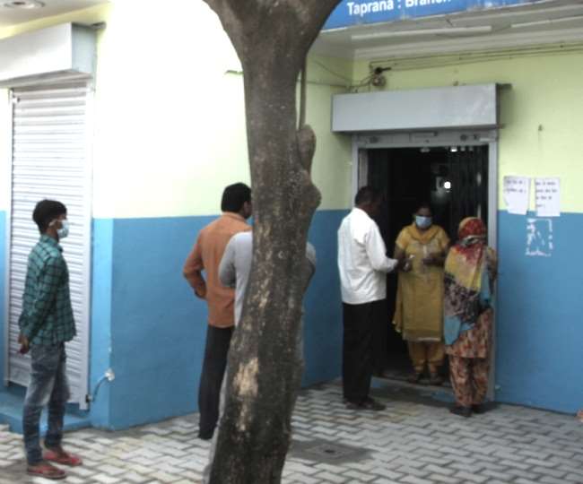 Lockdown के बावजूूूद लापरवाही बैंक से लेकर किराने की दुकान में भीड़ ...