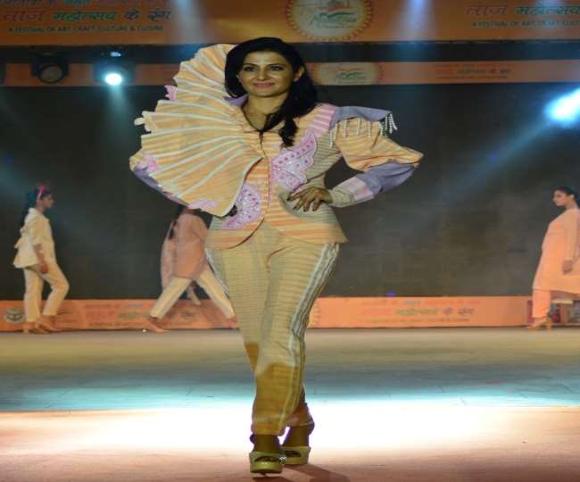 Ritu Suhas: गाजियाबाद की एडीएम रितु सुहास का दिखा जुदा अंदाज, रैंप पर ...