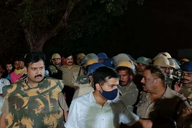 चंदौली में गैंगस्टर को पकड़ने गई पुलिस ने स्वजनों संग की मारपीट, बेटी ...