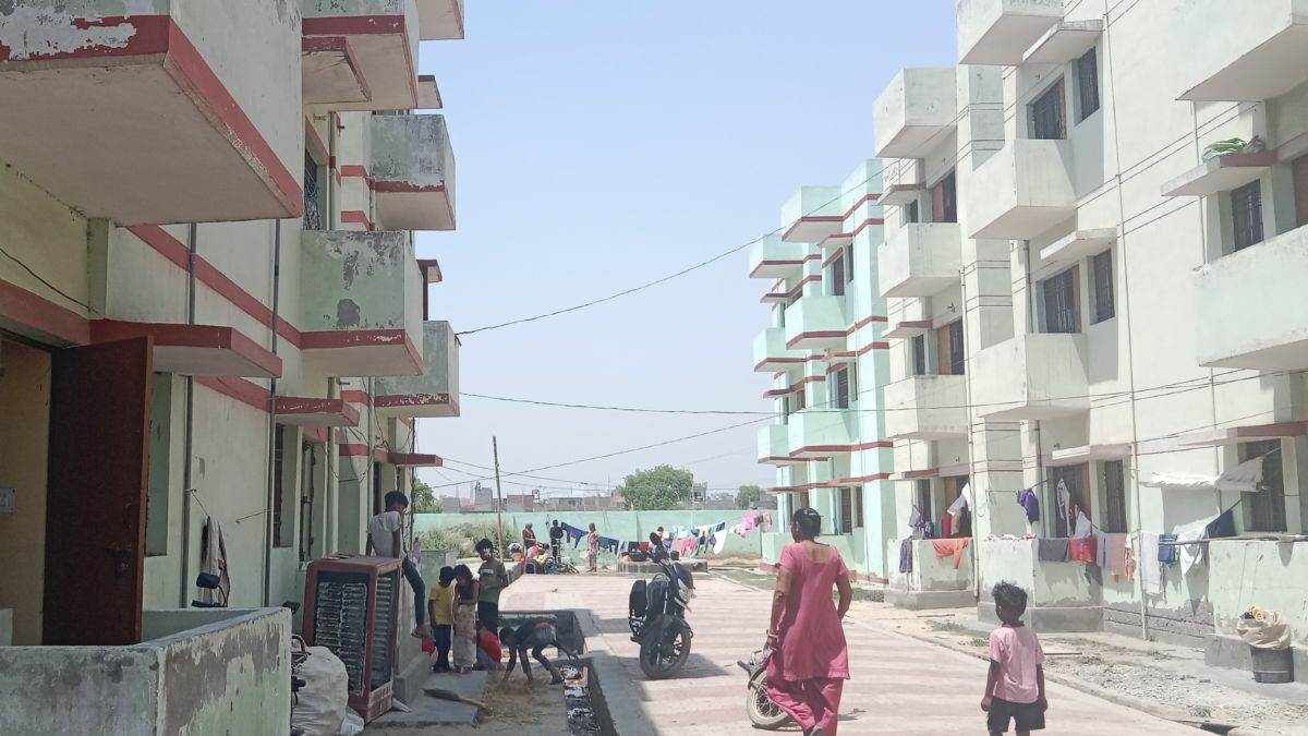 UP Nikay Chunav 2023 : दादरी के आसरा आवास कालोनी में 2 साल से 40 परिवार ...