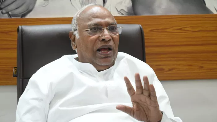 कांग्रेस को बड़ा झटका, पूर्व विधायक नीरज बसोया और नसीब सिंह ने दिया ...