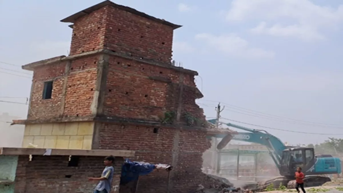 Saharsa News: सहरसा में इस जगह गरजा बुलडोजर, सीओ की मौजूदगी में हरे पेड़-पौधे को भी काट डाला ...