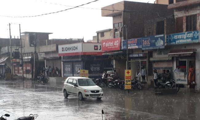 सुबह हुई बरसात से मौसम हुआ खुशनुमा - early morning rainfall turned the ...