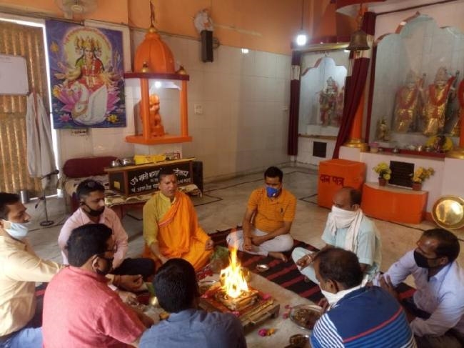 कोरोना महामारी से रक्षा के लिए राम जानकी बाला जी मंदिर में किया हवन ...