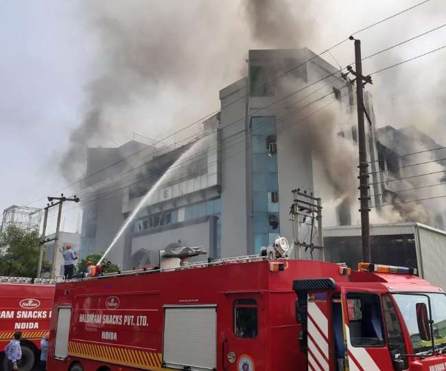 Noida Fire News: 15 घंटे के बाद बूझी नोएडा की फैक्ट्री में लगी भीषण आग ...