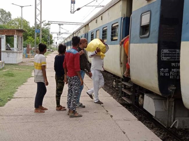 'अनलॉक' में पटरी पर छह मेमू ट्रेन, प्रोटोकॉल के टूटे नियम - Six memu ...