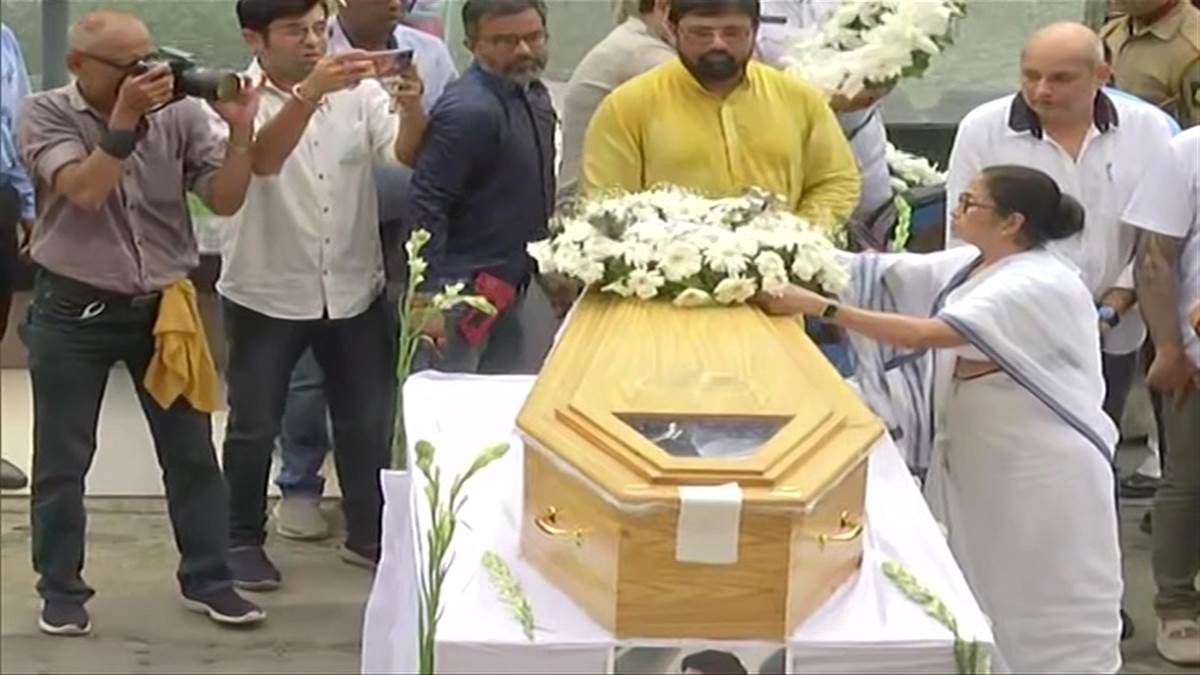 KK Last Rites: गायक केके के पार्थिव शरीर को बंगाल की मुख्यमंत्री ममता ...