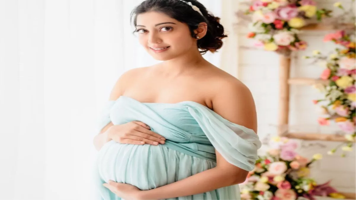 'हंगामा 2' एक्ट्रेस प्रणिता सुभाष ने बेबी बंप फ्लॉन्ट करते हुए बाथटब ...