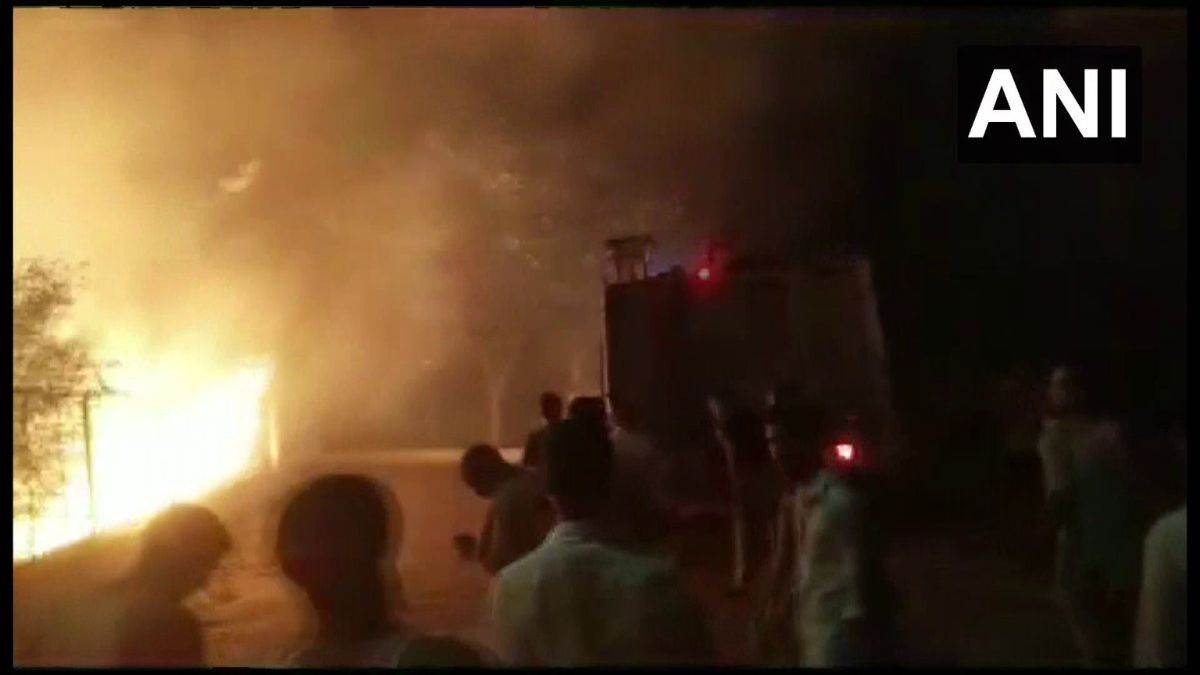 Bihar Fire: पटना के स्कूल में लगी भीषण आग, ऊंची लपटें देख इलाके में मची ...