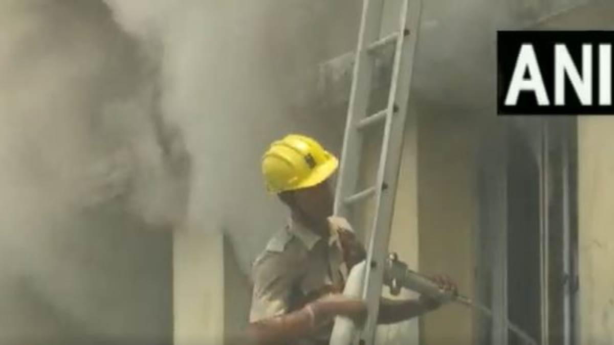 Kolkata Building Fire: सेंट्रल कोलकाता के पांच मंजिला इमारत में लगी ...