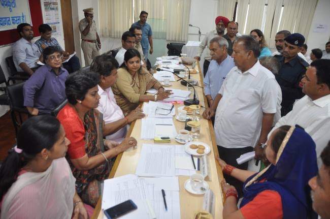 प्राइवेट व्यक्ति से सरकारी काम करवाने पर पटवारी निलंबित