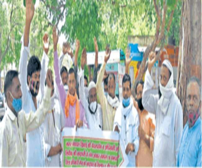 मेरठ में अधिकारियों के दर पर दिनभर होते रहे धरना-प्रदर्शन, जमकर ...