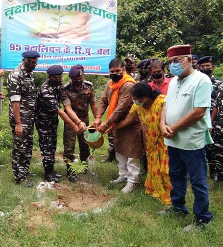 वन महोत्सव सप्ताह : वाराणसी में पौधारोपण कर लिया पेड़ नहीं कटाने का ...