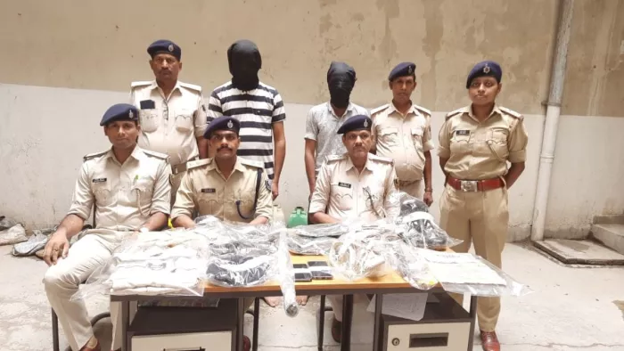 Fake Cop: बिहार पुलिस की वर्दी पहन लोगों को लगाते थे चूना, CCTV फुटेज ...