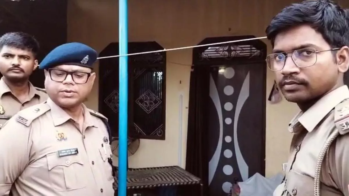 UP Crime News: घर के बाहर सो रहे गल्ला व्यापारी की हत्या, बदमाशों ने पत्नी को भी मारी गोली, हालत ...