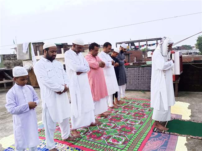 घरों में अदा की गई ईद-उल-अजहा की नमाज, प्रशासन की चप्‍पे चप्‍पे पर रही ...
