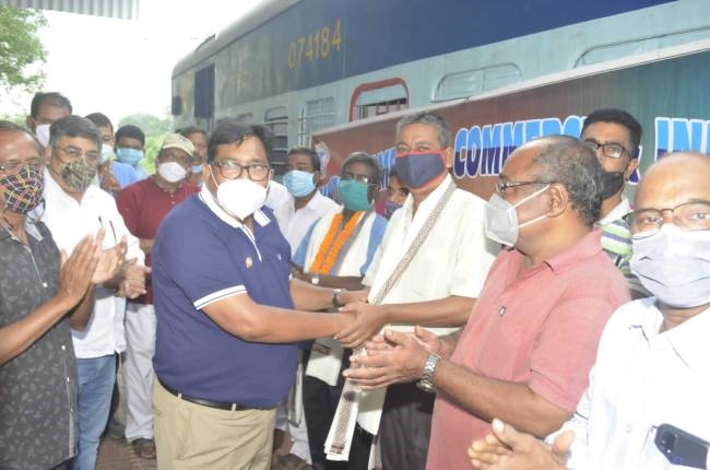 धनबाद-सिदरी पैसेंजर ट्रेन 17 माह बाद चली - Dhanbad-Sindri passenger ...