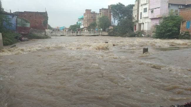 नालंदा में लोकायन नदी ने तीन जगह तटबंध तोड़ा, सैकड़ों घरों में घुसा ...