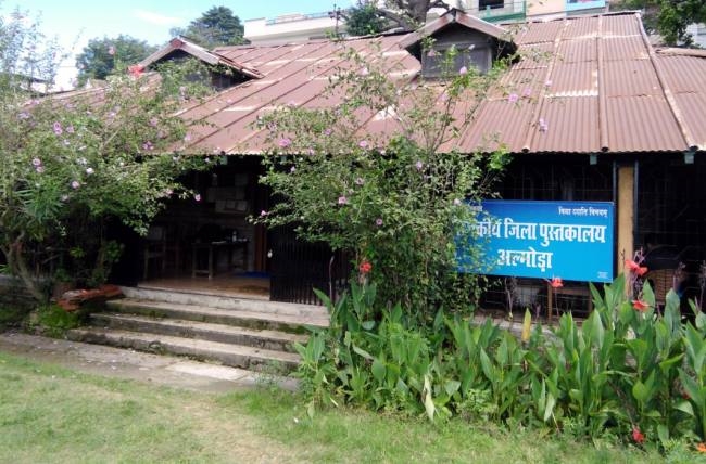 अल्मोड़ा पुस्तकालय में जरूरी संसाधनों का अभाव - Lack of necessary ...