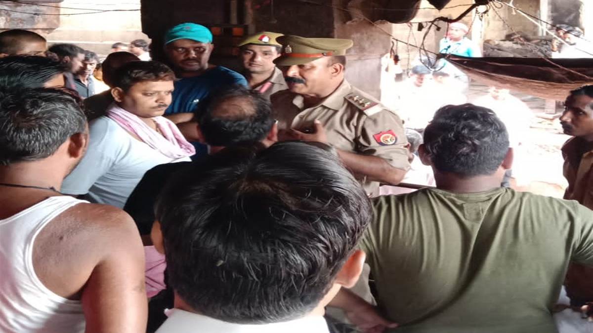 मणिकर्णिका घाट पर डोम राजा के बैठने के स्‍थान पर रखी लकड़ी, देर तक ...