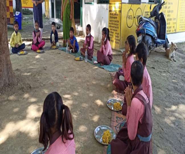 UP Primary School Opened: प्राइमरी स्‍कूल हुए गुलजार, पहले दिन चाव से ...