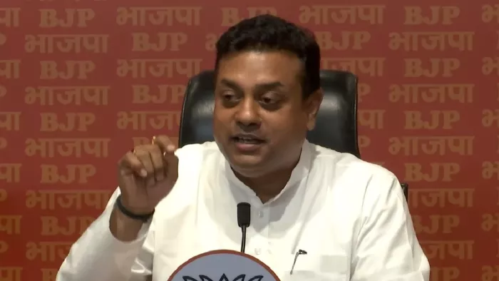BJP का पलटवार, 'मानव इतिहास में सबसे बड़ी पलटू पार्टी है AAP, बरगला रहे ...