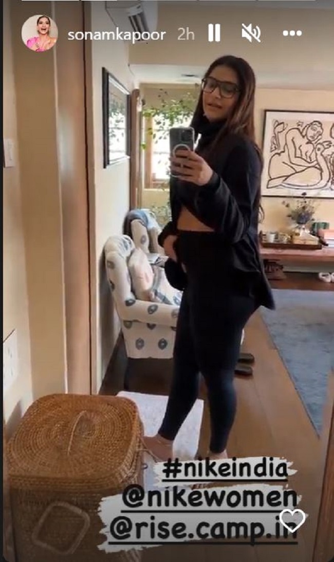 Sonam Kapoor Post Pregnancy: सोनम कपूर पोस्ट डिलीवरी टमी फ्लॉन्ट करती ...