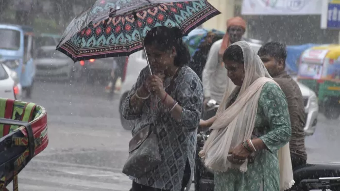 Heavy Rain in UP: स्कूल बंद- रेल यातायात प्रभावित, 24 घंटे की बारिश में ...