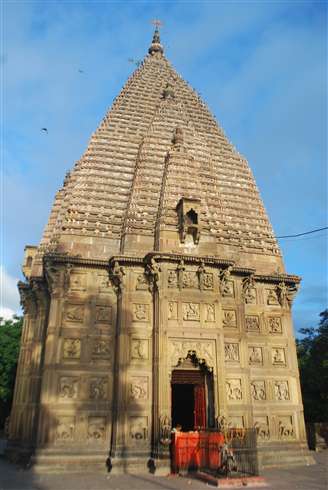 सुमेरु पर्वत की ओर है इस मंदिर का रूख, सोने सी दमकती हैं यहां सूरज की ...