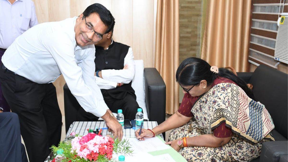 Agra University: कुलपति का पद संभालते ही बोलीं प्रो आशू रानी, महिला हूं ...